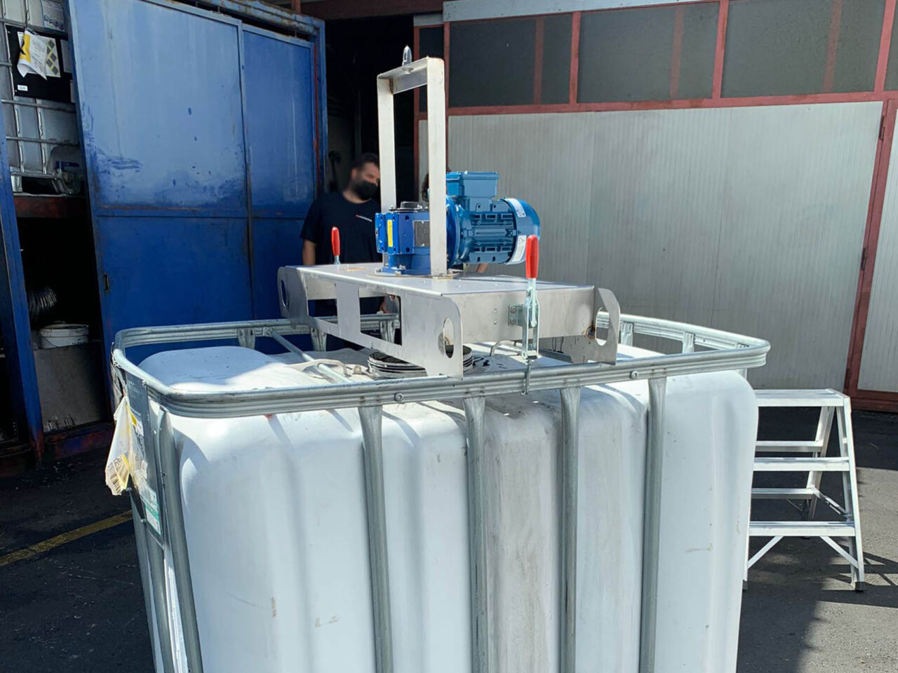AF folding impeller top-entry industrial mixer - Savino Barbera